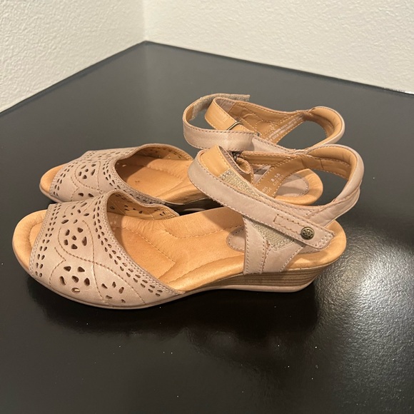 Earth | Shoes | Womens Earth Tone Sandals With A Very Small Wedge Size ...